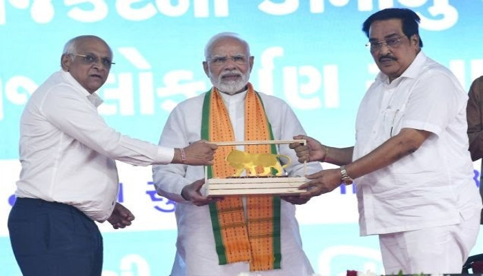 PM Modi lays foundation stone for projects worth ₹8,000 cr in Bharuch ...