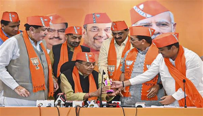 Gujarat Congress leader and 10-time MLA Mohansinh Rathva quits, joins BJP