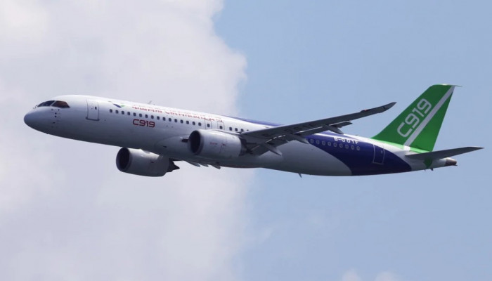 Chinas domestically-produced passenger aircraft makes international debut